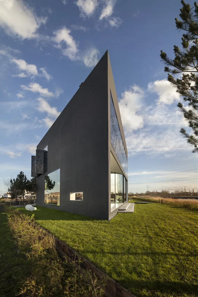 Studioninedots Designs Stunning Modern "Diamond-Shaped" Home