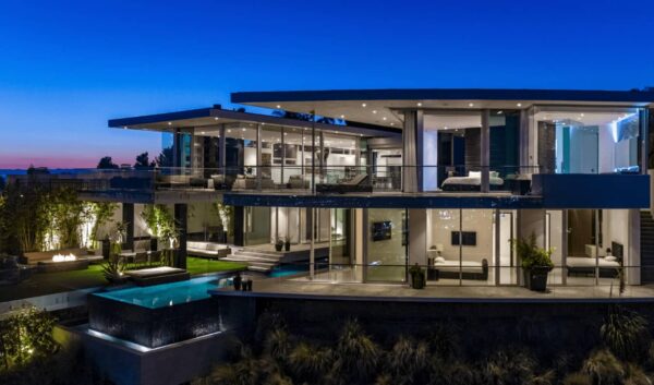 Spectacular Mansion On Blue Jay Way by McClean Design – Home Stratosphere