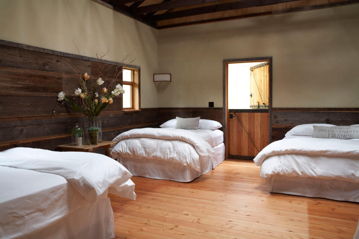 Minimalist Guest-Oriented Barn Conversion by SHED Architecture – Home ...