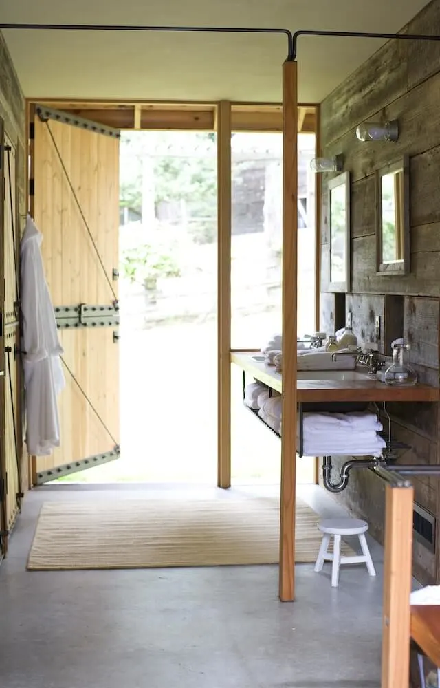 Minimalist Guest-Oriented Barn Conversion by SHED Architecture - Home ...