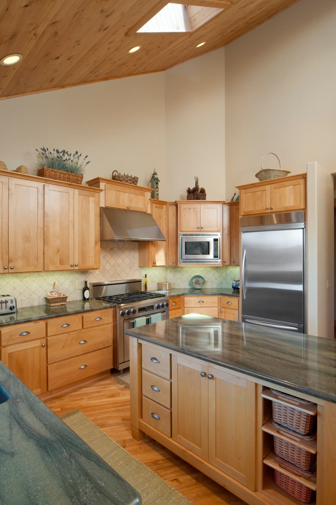 52 Beautiful Kitchens with Skylights (PICTURES) - Home Stratosphere