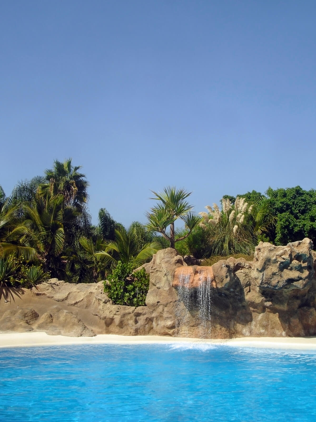 80 Fabulous Swimming Pools with Waterfalls (Pictures) – Home Stratosphere