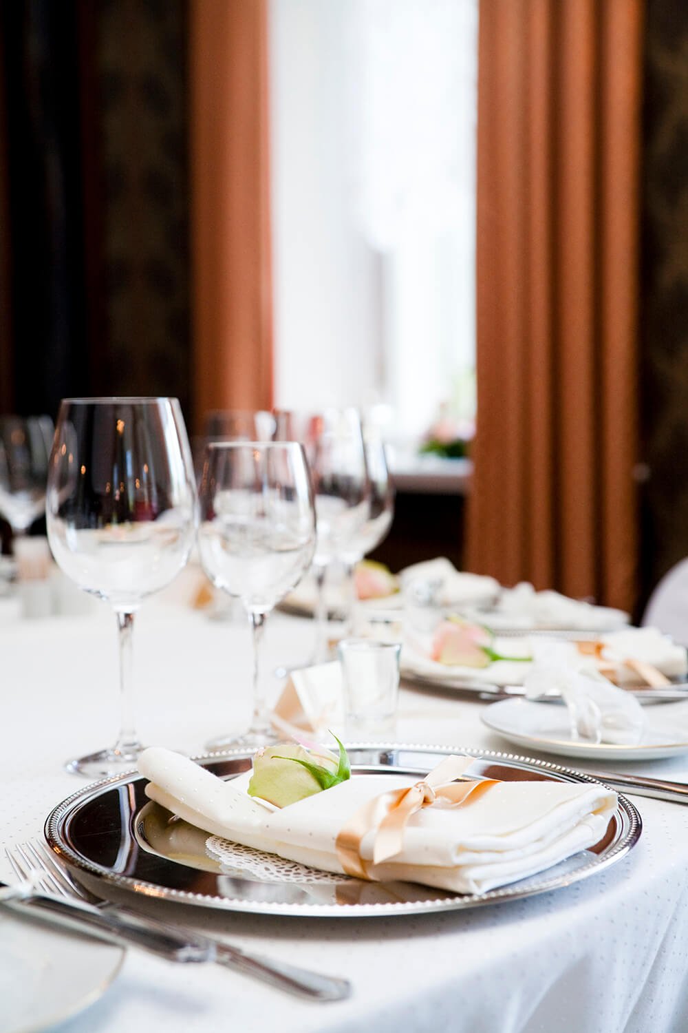 44 Terrific Table Setting Ideas for Dinner Parties & Holidays (2021!)