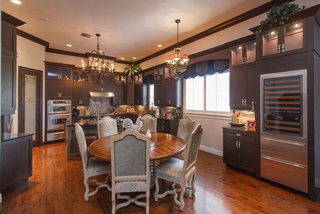 35 Captivating Kitchens with Dining Tables (PICTURES)