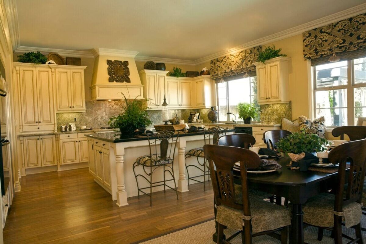 35 Captivating Kitchens with Dining Tables (PICTURES)