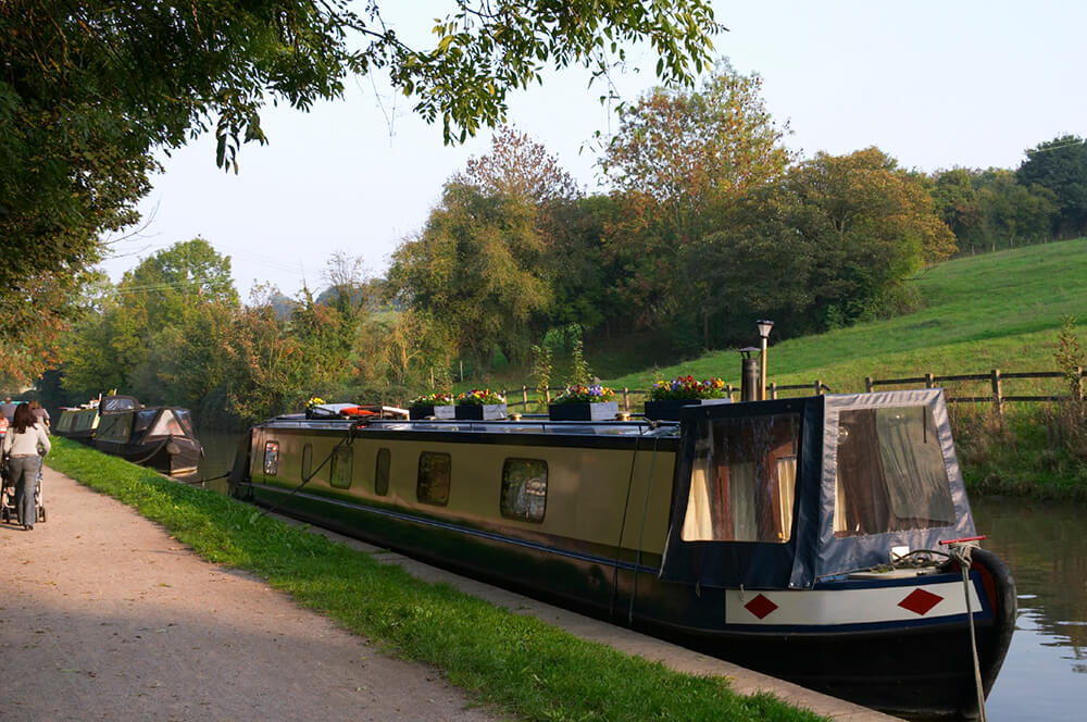 8 Different Types of Houseboats (Designs, Ideas, Examples & 40 Photos ...