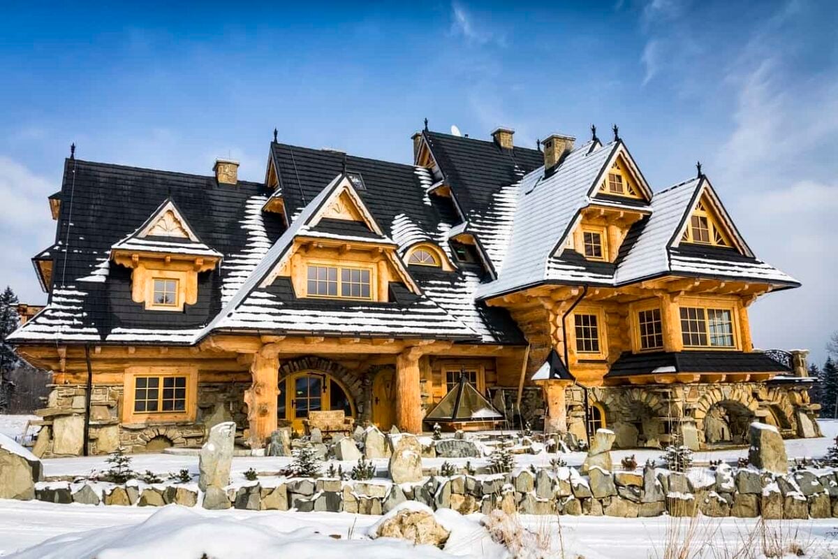 42 Stunning Log Homes & Mansions (Photos)