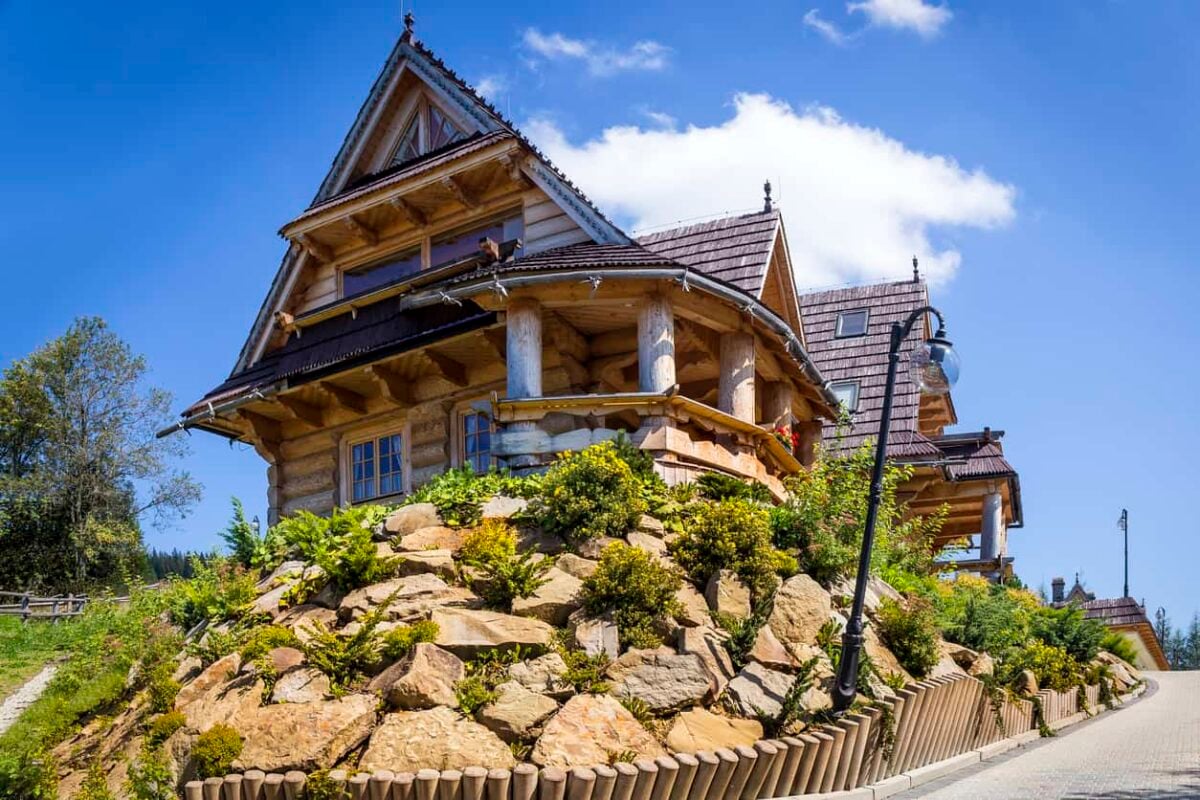 42 Stunning Log Homes & Mansions (Photos)