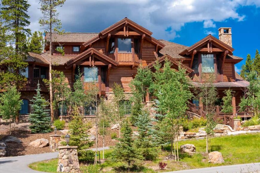 42 Stunning Log Homes & Mansions (Photos)