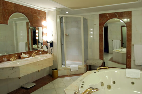 55 Primary Bathrooms with Floating Vanities (Photos) – Home Stratosphere