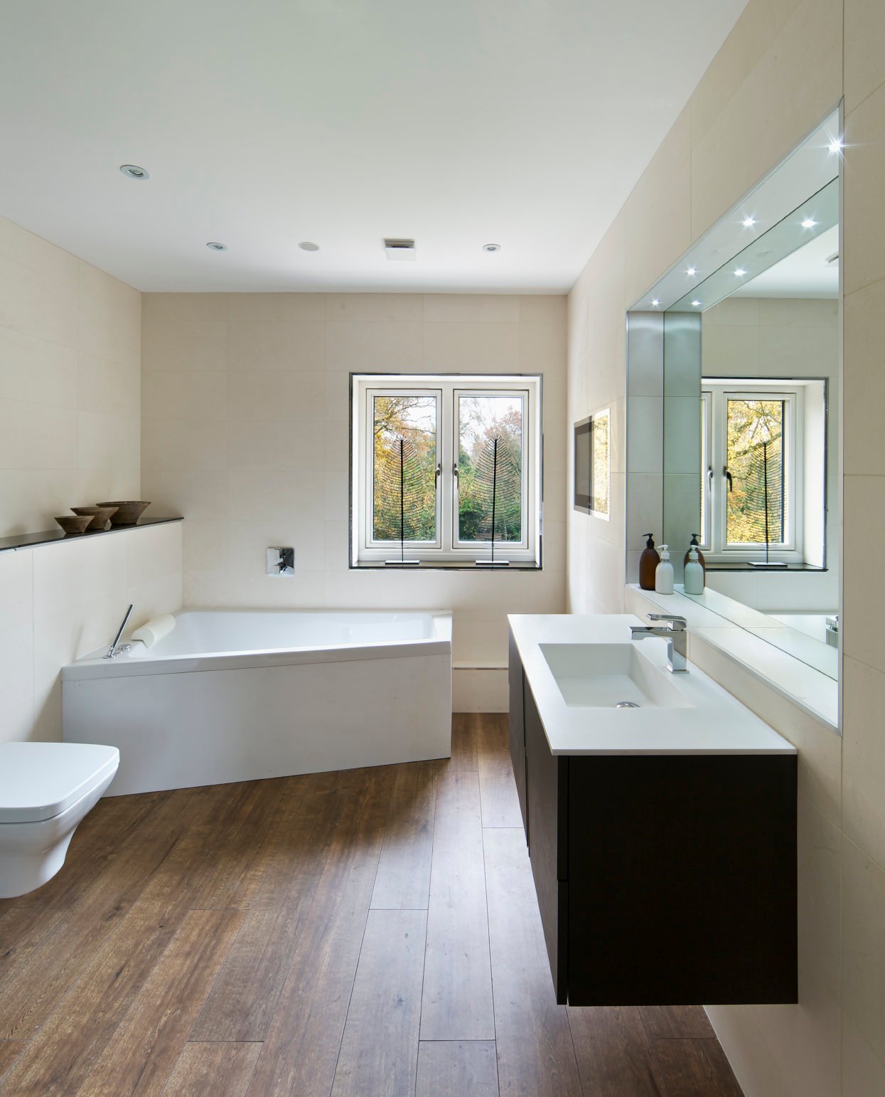 55 Primary Bathrooms with Floating Vanities (Photos)