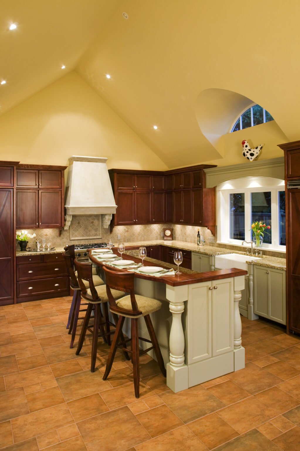 32 Kitchens with High Ceilings (Photos)