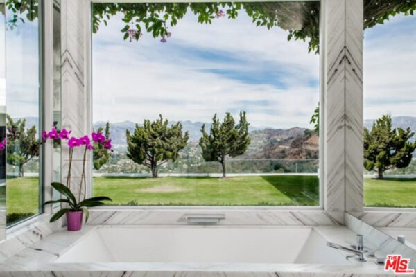 Gwen Stefani Lists Her Beverly Hills Home, “The Summit” for $35 Million ...