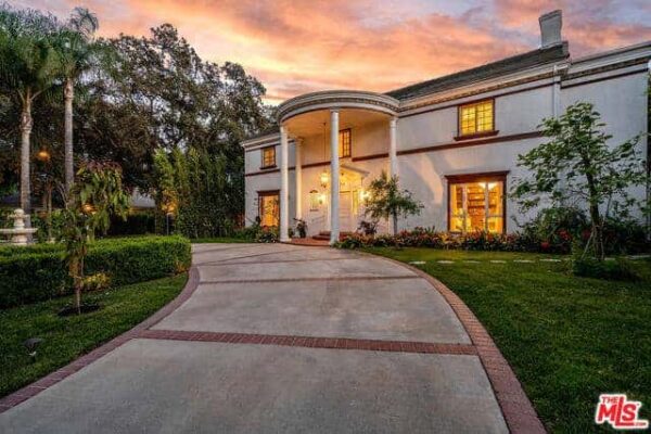 15 Traditional Style Homes – Exterior and Interior Examples & Ideas ...