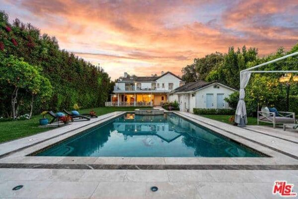 15 Traditional Style Homes – Exterior and Interior Examples & Ideas ...