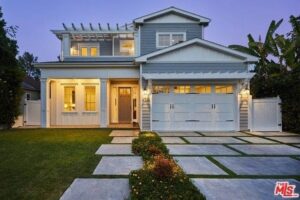 15 Traditional Style Homes – Exterior and Interior Examples & Ideas ...