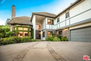 15 Traditional Style Homes – Exterior and Interior Examples & Ideas ...