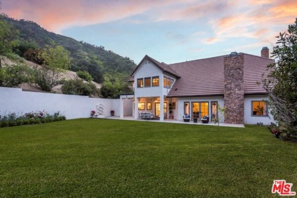 15 Traditional Style Homes – Exterior and Interior Examples & Ideas ...