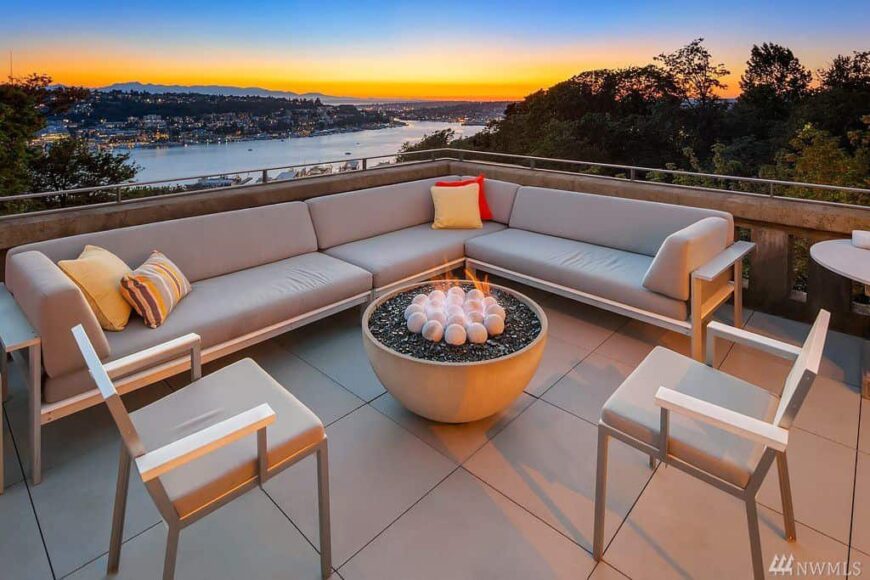 Large Urban Mansion with Incredible View