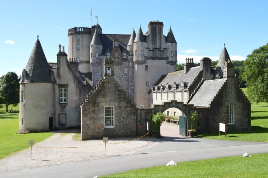46 Best Scottish Castles and Manor Houses (Photos)