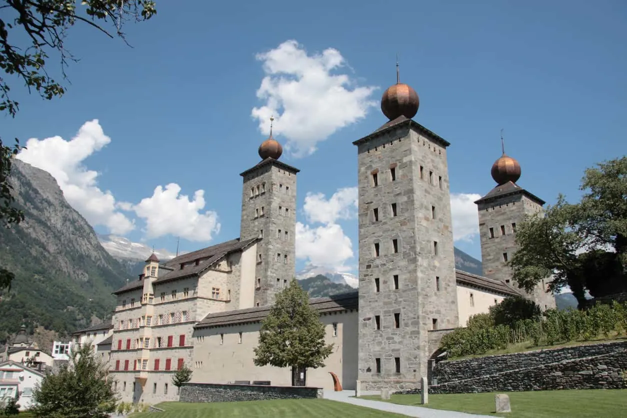 27 Best Castles in Switzerland (Photos)