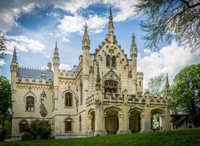 12 of the Best Castles in Romania (Photos)