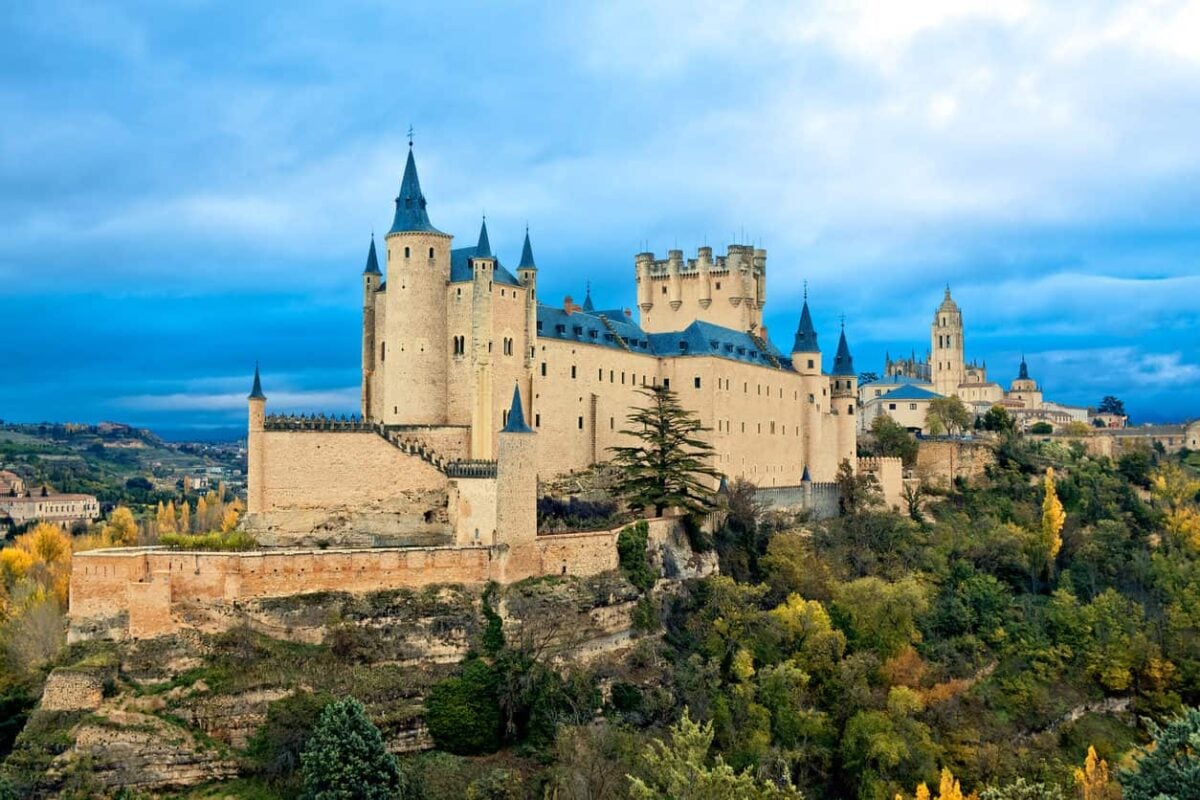 36 of the Best Spanish Castles and Palaces (Photos)