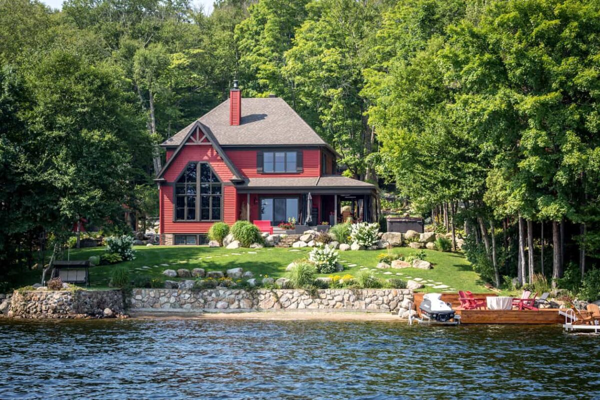 5 Hip Roof Types & Styles (Plus 20 Photo Examples of Houses with a ...