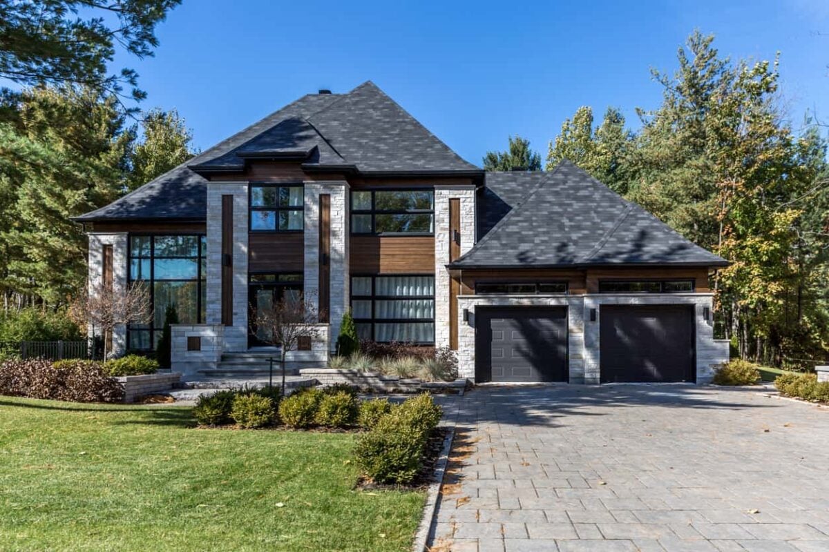 5 Hip Roof Types & Styles (Plus 20 Photo Examples of Houses with a ...