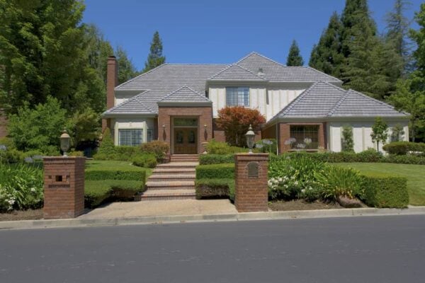 5 Hip Roof Types & Styles (Plus 20 Photo Examples of Houses with a ...