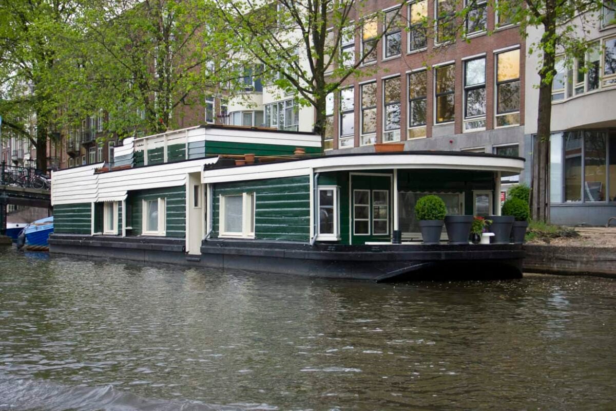 8 Types of Houseboats (Designs, Ideas, Examples & 40 Photos)