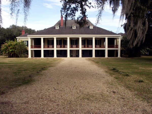 The 8 Types of Colonial Houses Explained (Plus 18 Photo Examples in ...