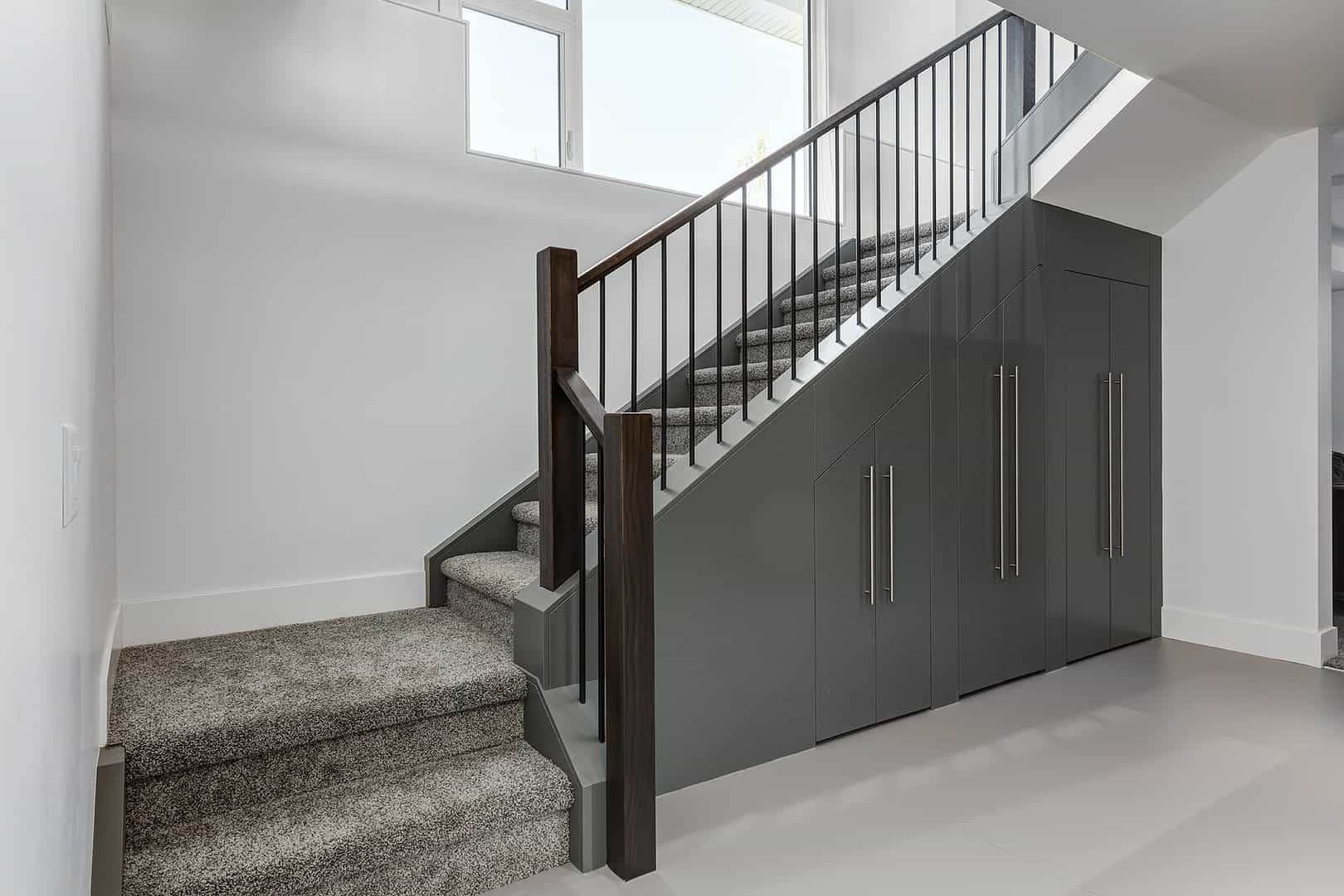 40 Three-Quarter Turn Staircase Ideas (Photos) – Home Stratosphere