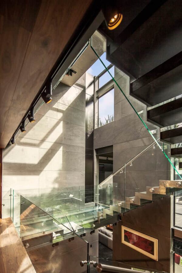 40 Three-Quarter Turn Staircase Ideas (Photos) – Home Stratosphere