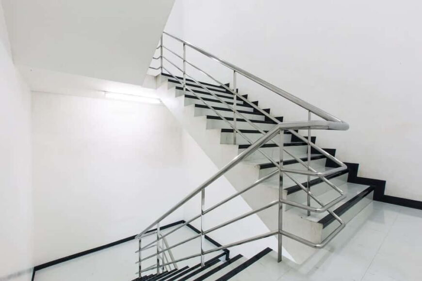 40 Three-Quarter Turn Staircase Ideas (Photos) – Home Stratosphere