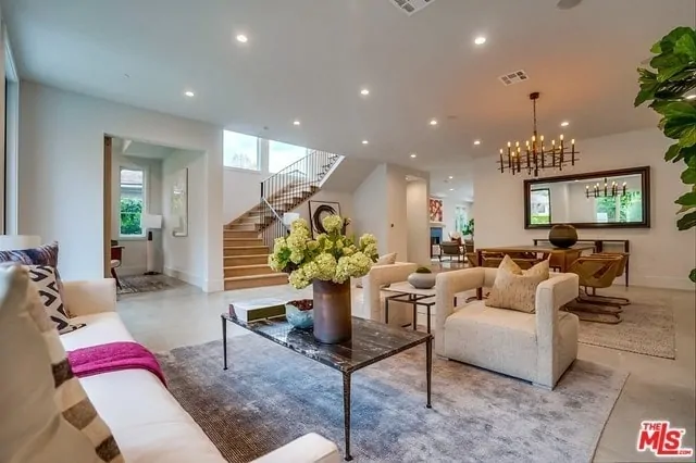 Transitional Architecture Blends with Laid-back Canyon Lifestyle