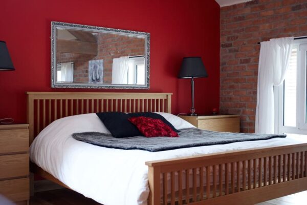 50 Red Primary Bedroom Ideas (Photos) – Home Stratosphere