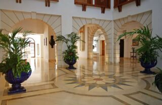 15 Terrific Tropical Style Foyer Inspirations – Home Stratosphere