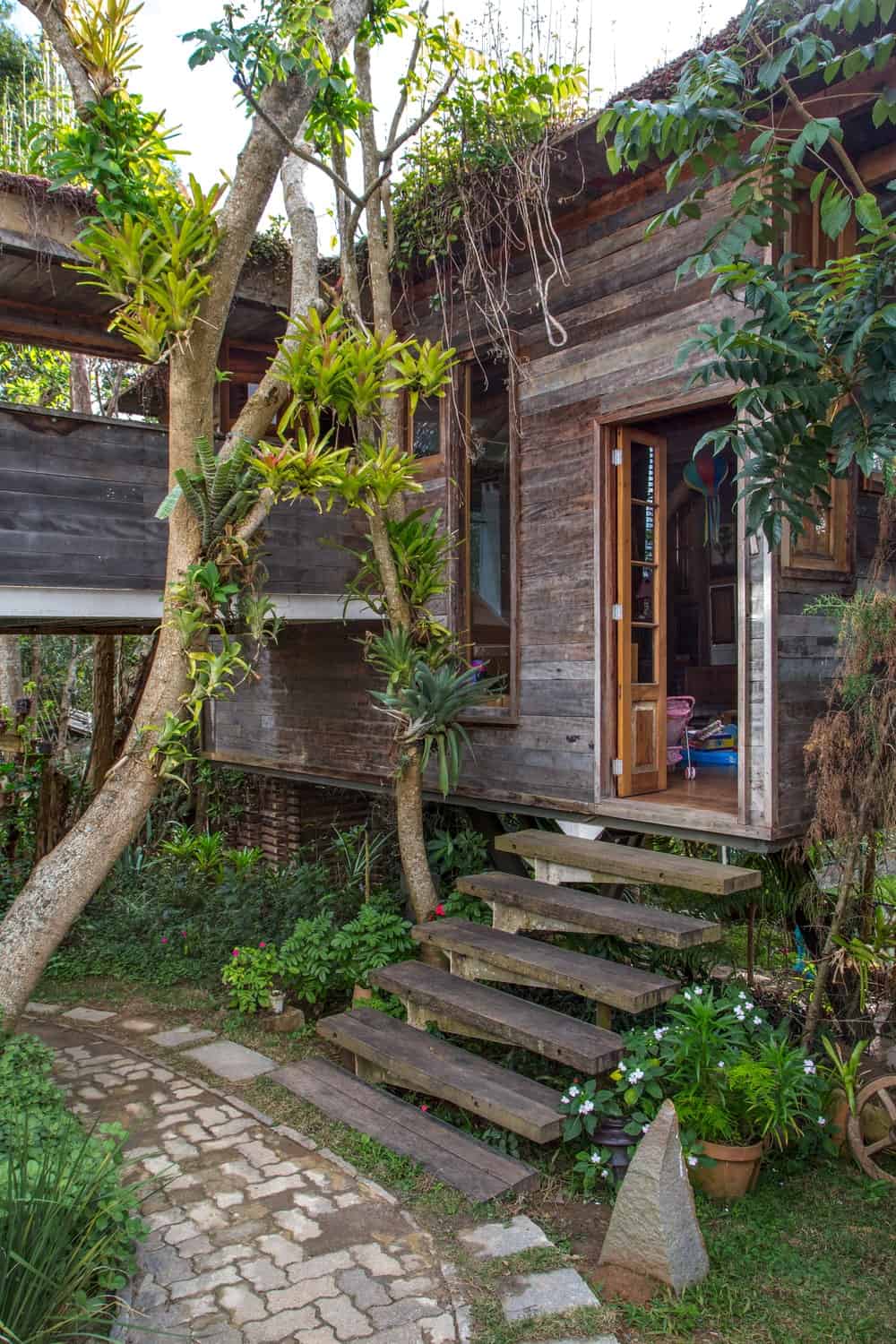 Rustic Landscaping Front Yard