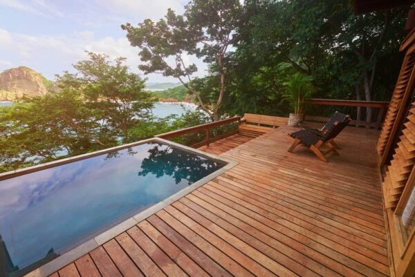 20 Mansion Deck Designs (Photos) – Home Stratosphere