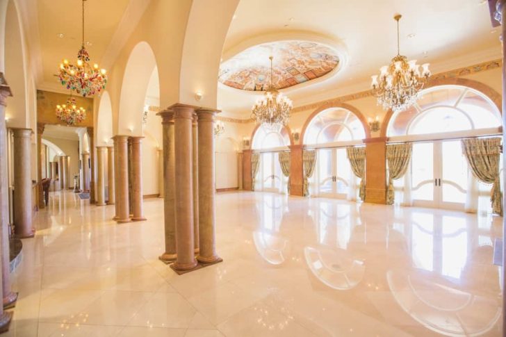 35 Mansion Foyer Designs (Photos)