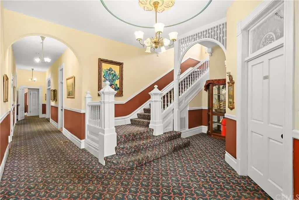 35 Mansion Foyer Designs (Photos)