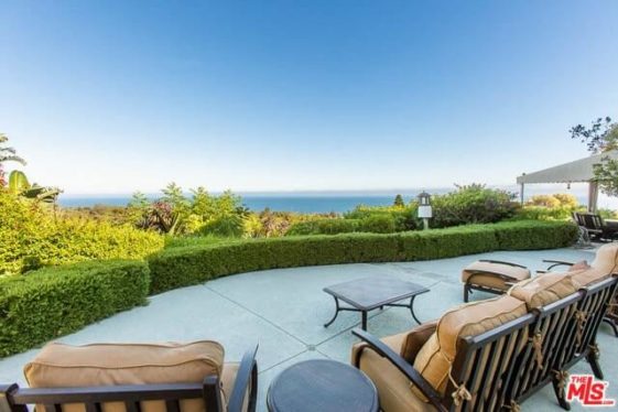 30 Mansion Patio Designs (Photos) - Home Stratosphere