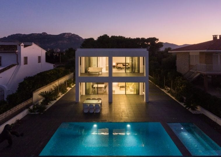 30 Minimalist Houses (Photos)