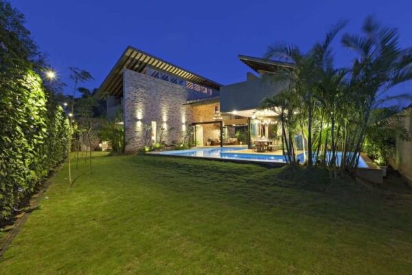37 Examples of Attractive Large Houses (Photos) – Home Stratosphere