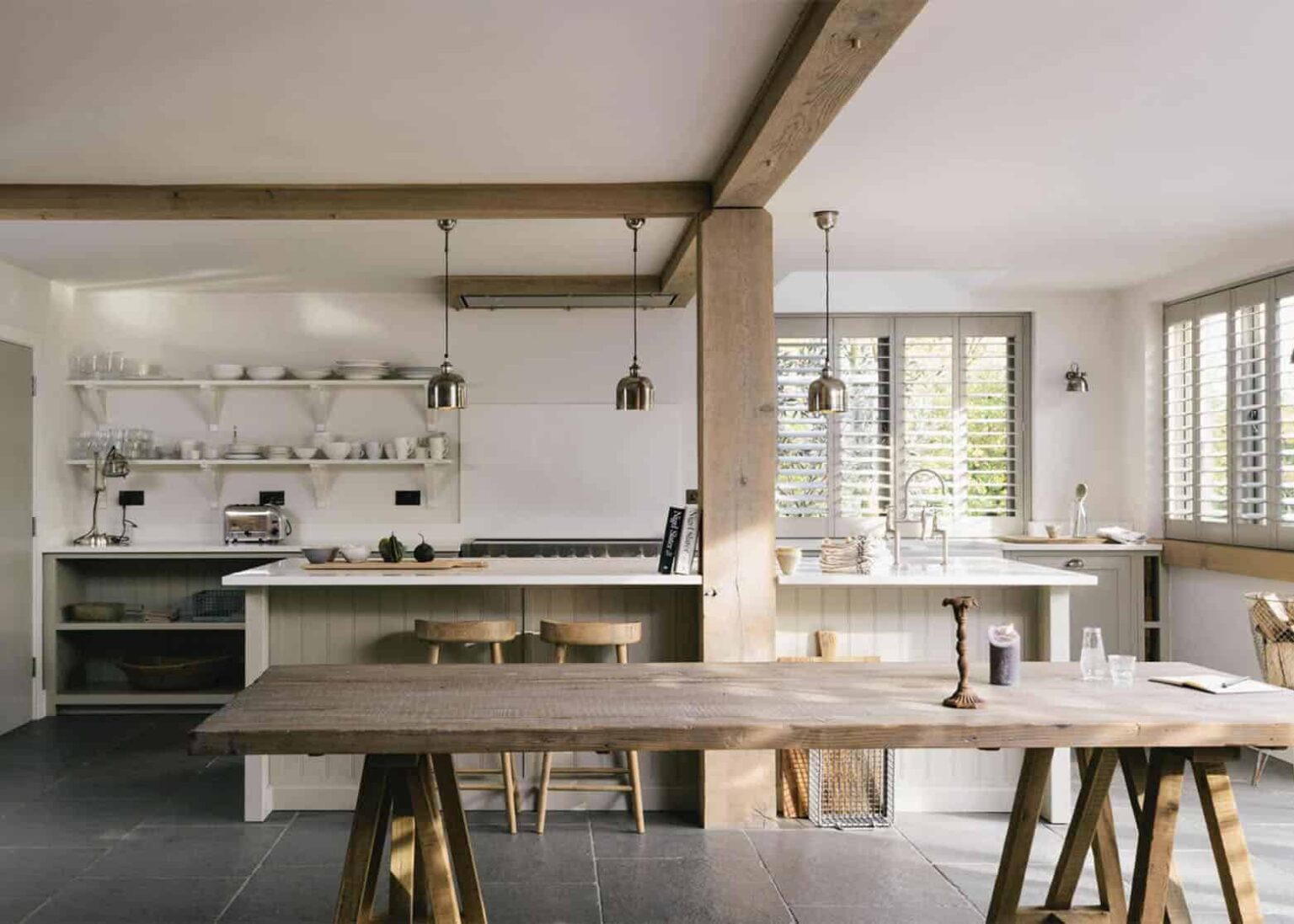 18 Kitchen Ideas That Seamlessly Integrate Columns into their Design