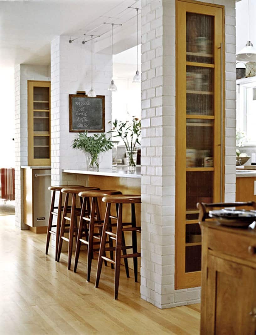 18 Kitchen Ideas That Seamlessly Integrate Columns into their Design
