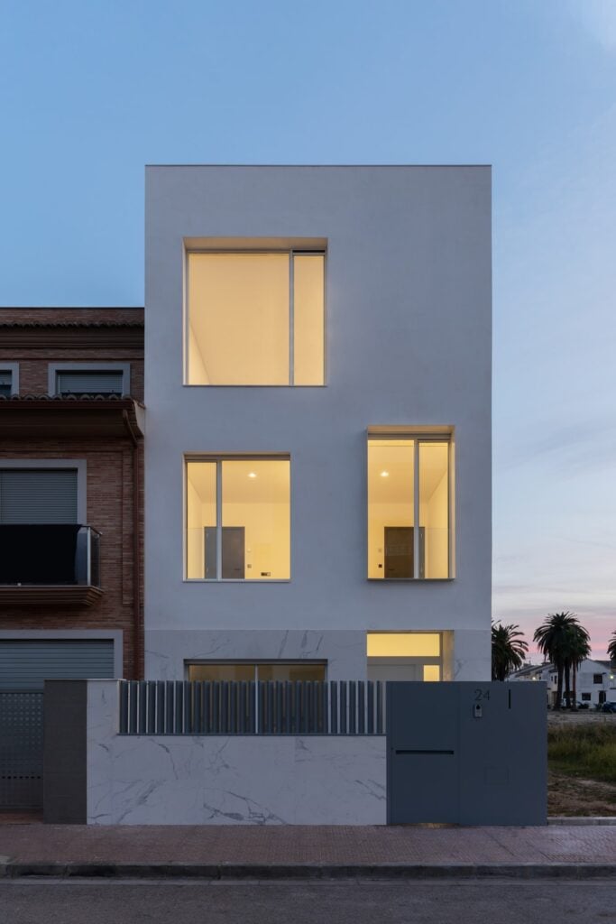 30 Minimalist Houses (Photos)