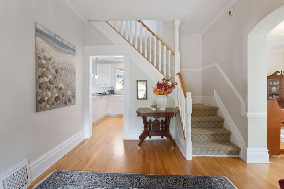 10 Minimalist Foyer Designs for a Clutter-Free First Impression