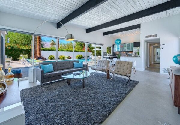 11 Trendy Ways the Pros Make Gray Couches Look So Much Better in Any ...
